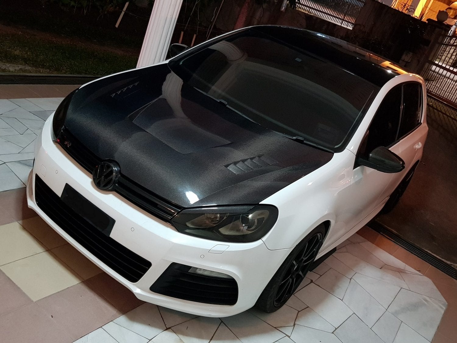 MK6 Premium Vented Hood Level 2 - Premium DeutschCarbon